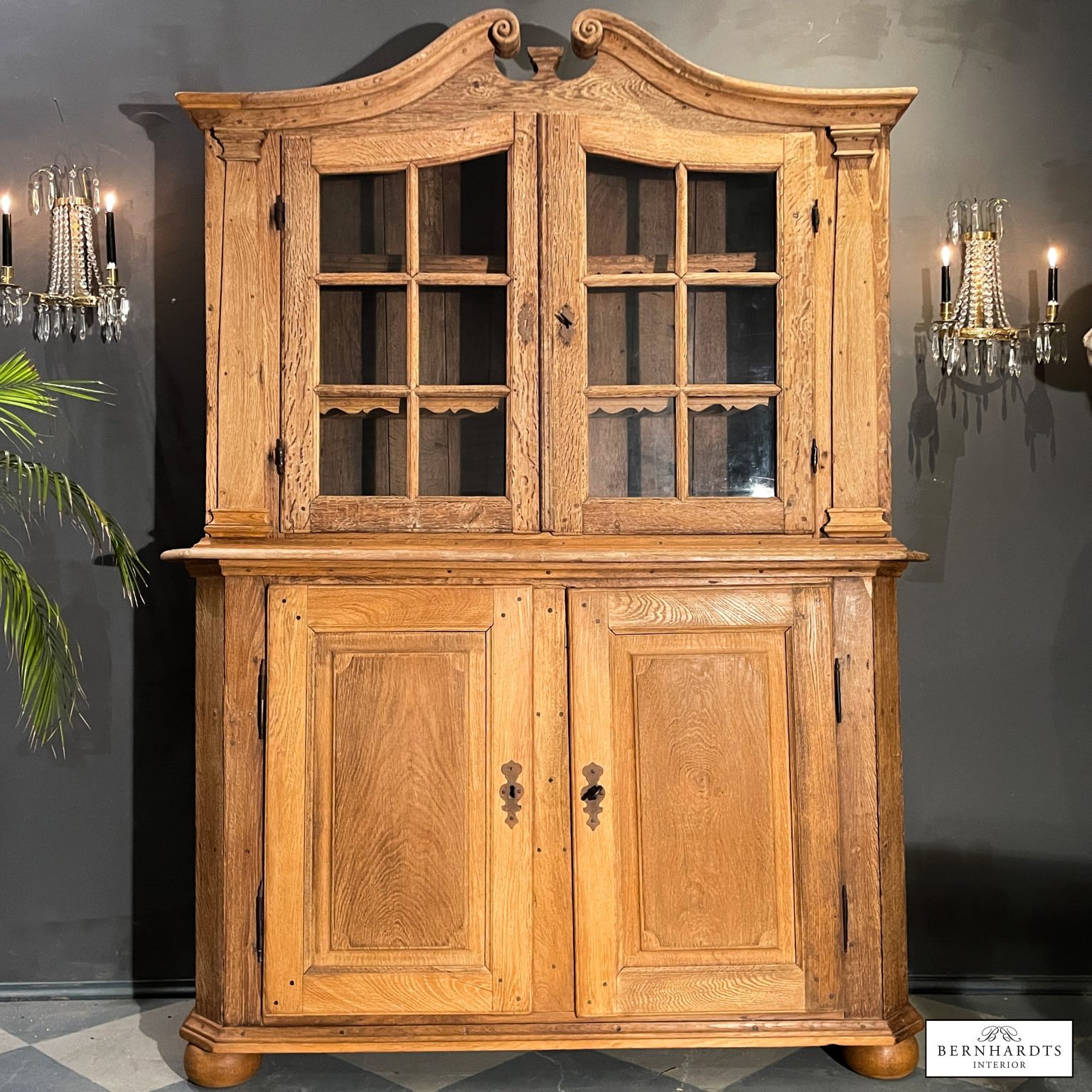 BERNHARDTS INTERIOR - Barocker Bücherschrank um 1780, Norddeutsch Eiche